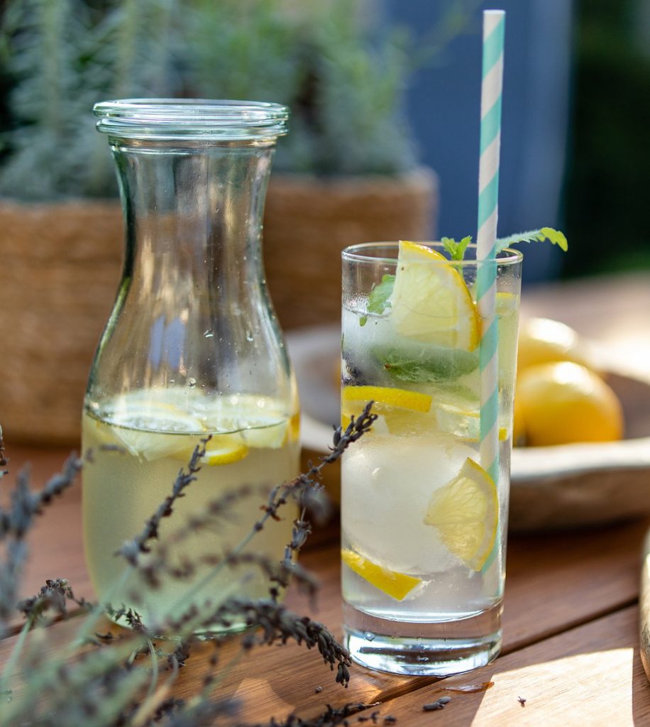 Refreshing Homemade Lemonade - Pioneerthinking.com