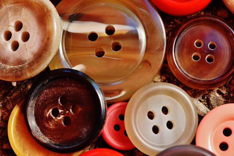 Creating Crafts with Old Buttons - 10 Ideas - Pioneerthinking.com